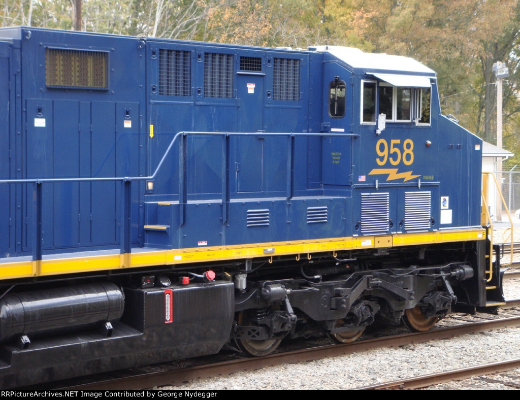 CSX 958 / ES44AH NEW engine